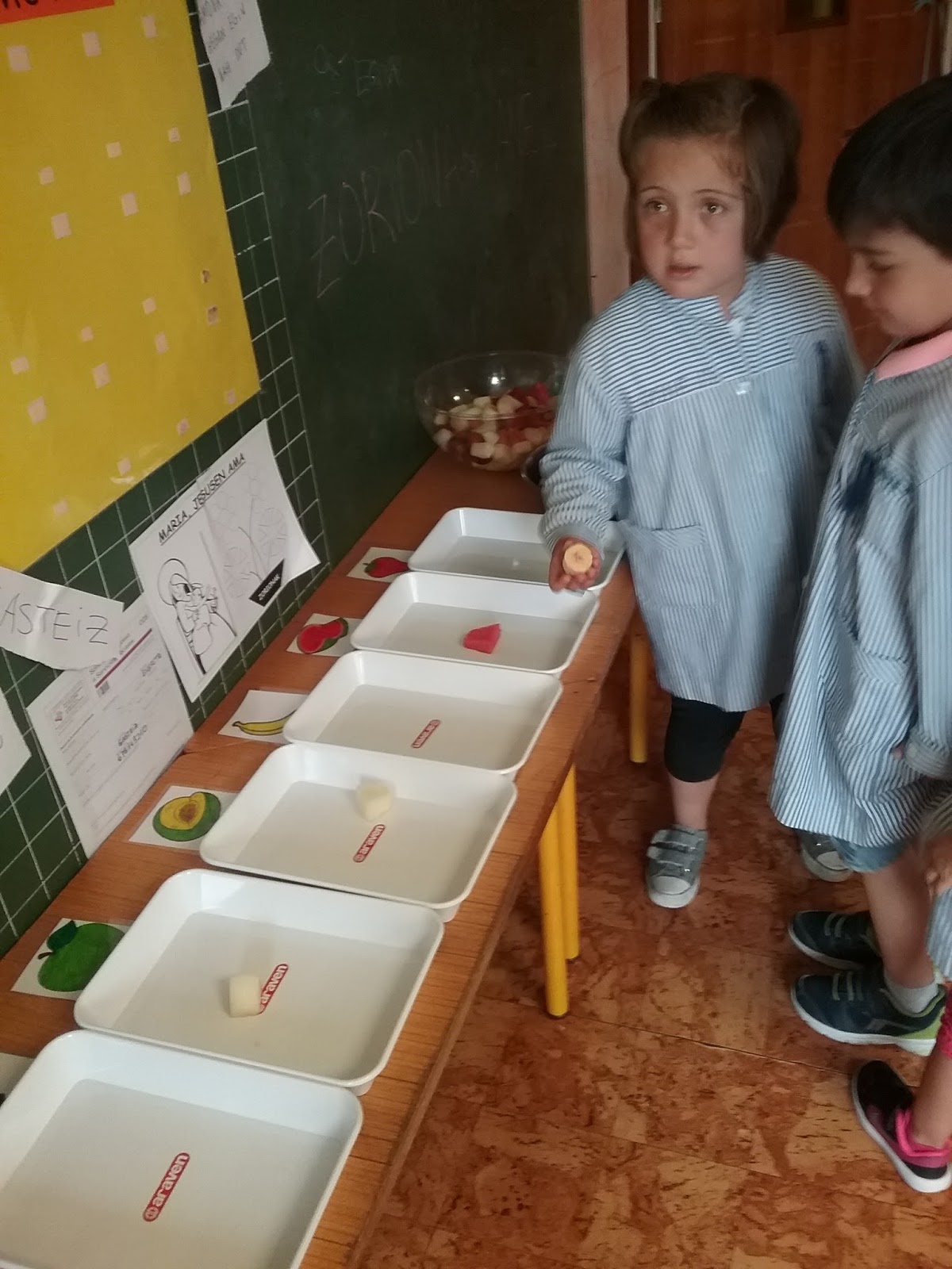 ENEBLOGGA: JUGANDO CON LA FRUTA