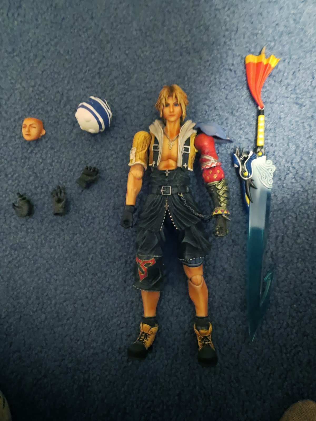 Meek-Geek: Action Figure Review: Tidus and Yuna Play Arts Kai