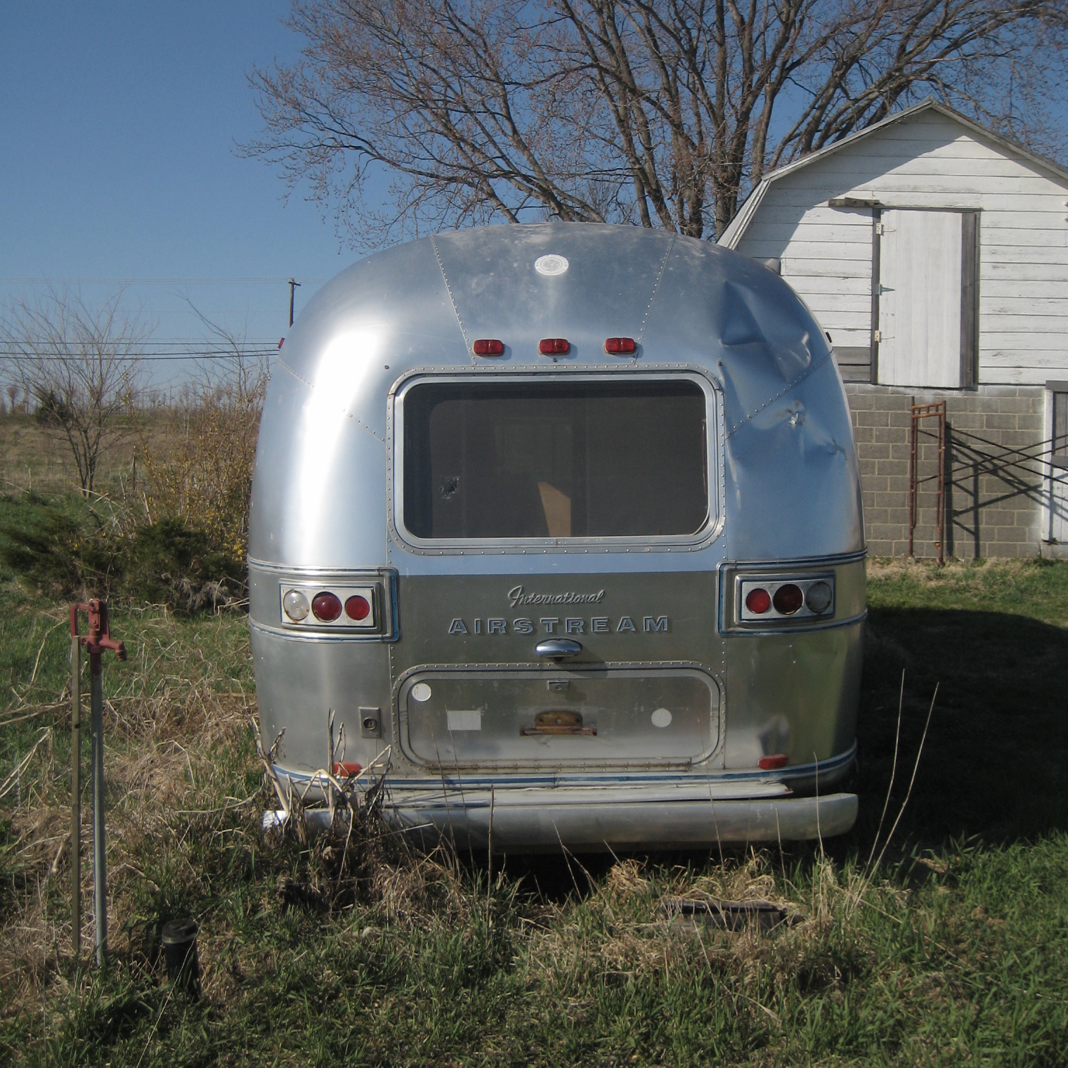 Inside an Airstream with the Memphis Blues Again: Airstream & Site