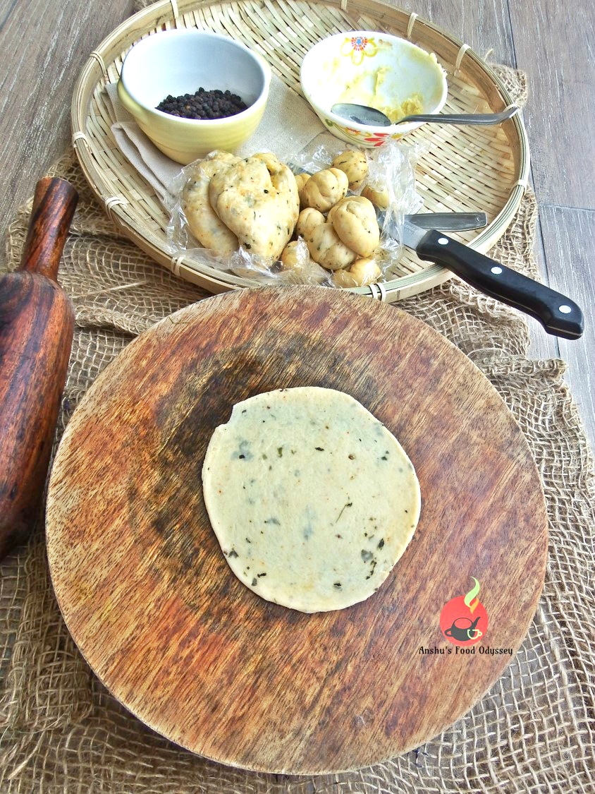 Tikoni Methi Mathri | Methi Nimki | Fenugreek flavored Indian Fried ...