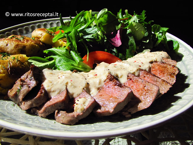 Ritos receptai : Jautienos steikas su pipiriniu padažu ir traiškytomis ...
