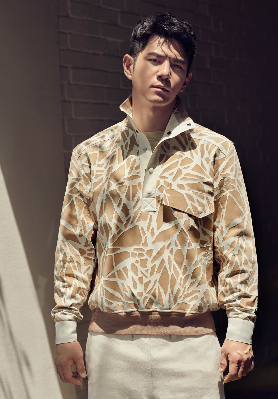 Hero Tai viste looks de influencia retro para Men's Folio Singapur