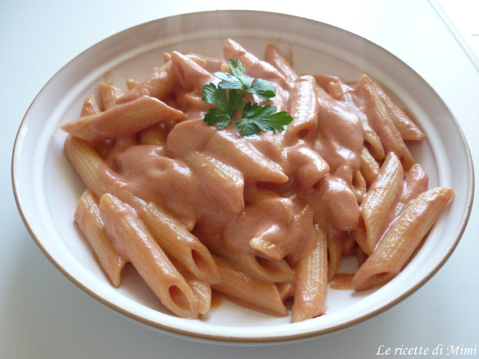 Pasta con sugo semplice e ricotta da Le ricette di Mimì su Akkiapparicette