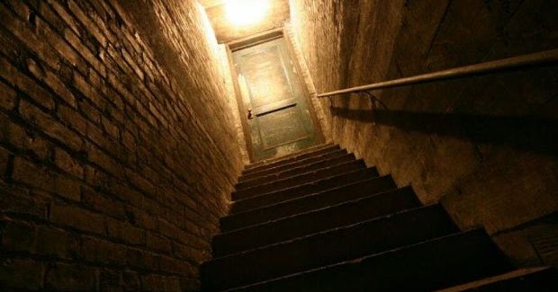 El Espejo Gótico: El Horror siempre viene desde el Sótano: escaleras ...
