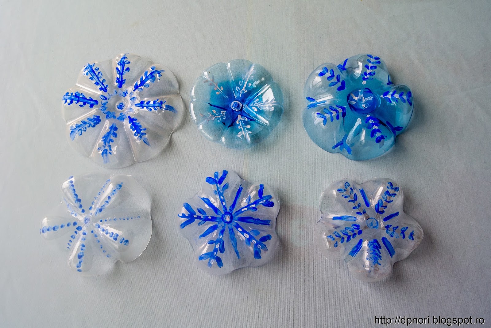 .printre nori: Ornamente pentru brad, din sticle de plastic