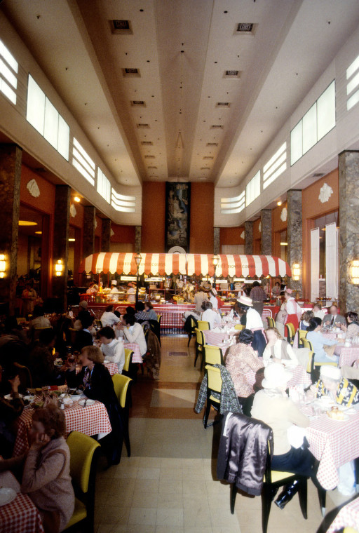 Montréal, je me souviens !: Restaurant le 9e chez Eaton