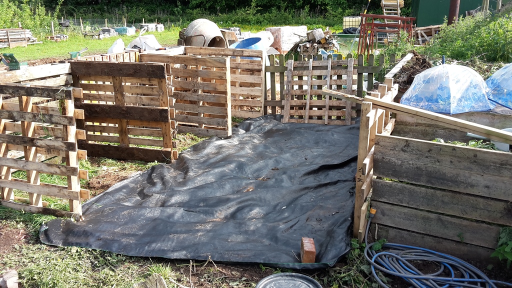 An English Homestead: Bigger Compost Area!