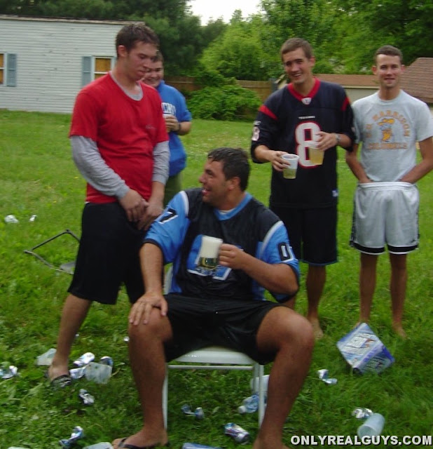 Guys Pissing