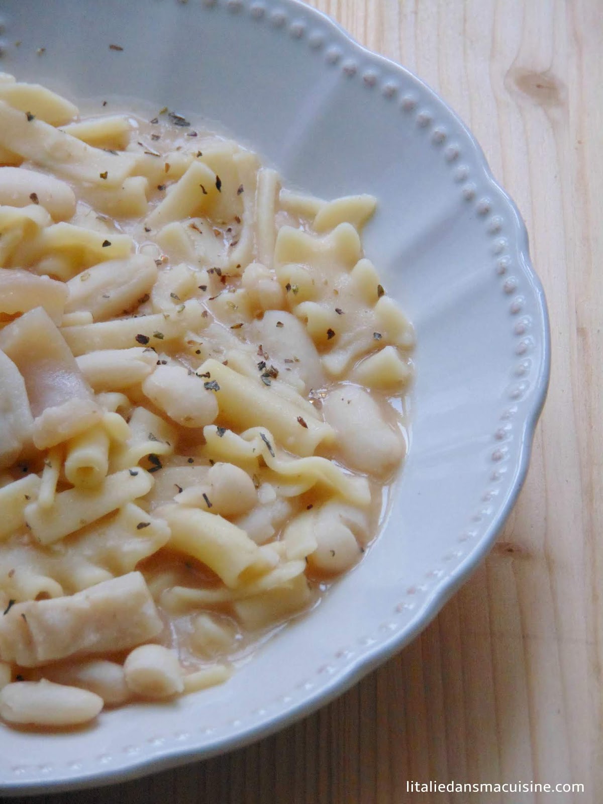 Pâtes aux haricots blancs et à la couenne de porc