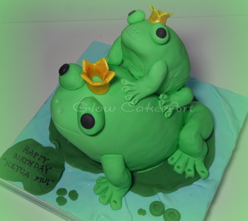 Mommy Cake and Cookies ( GLOW CAKE ART ): 3D Frog Cake