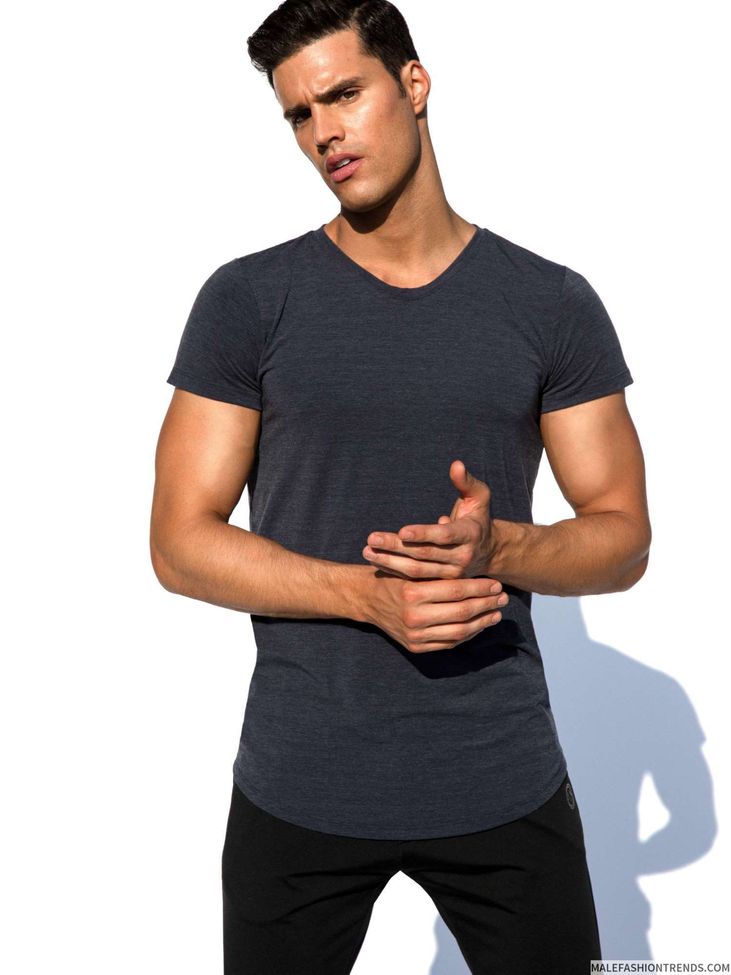 Gil Soares posa como el modelo del mes para BELLO Magazine