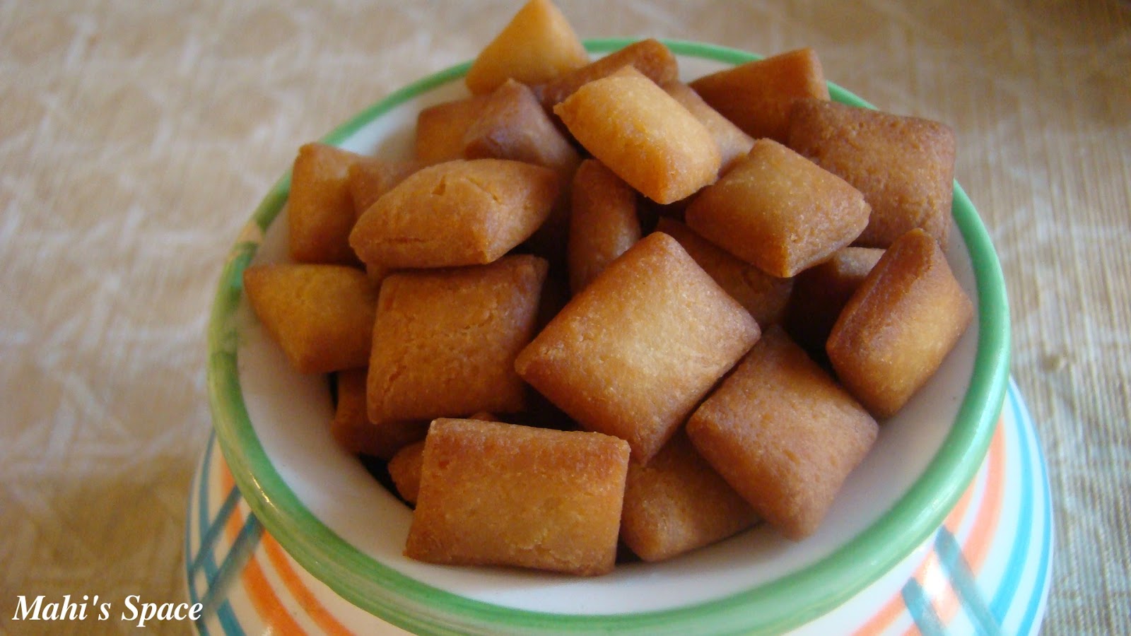 Shakarpara/ Shankarpali/ Kalakalaa ~ Mahi's Kitchen