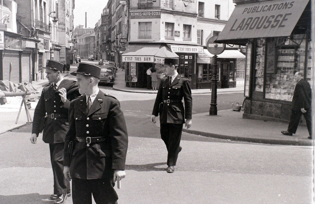 50 Interesting Vintage Photographs That Capture Street Scenes of Paris ...