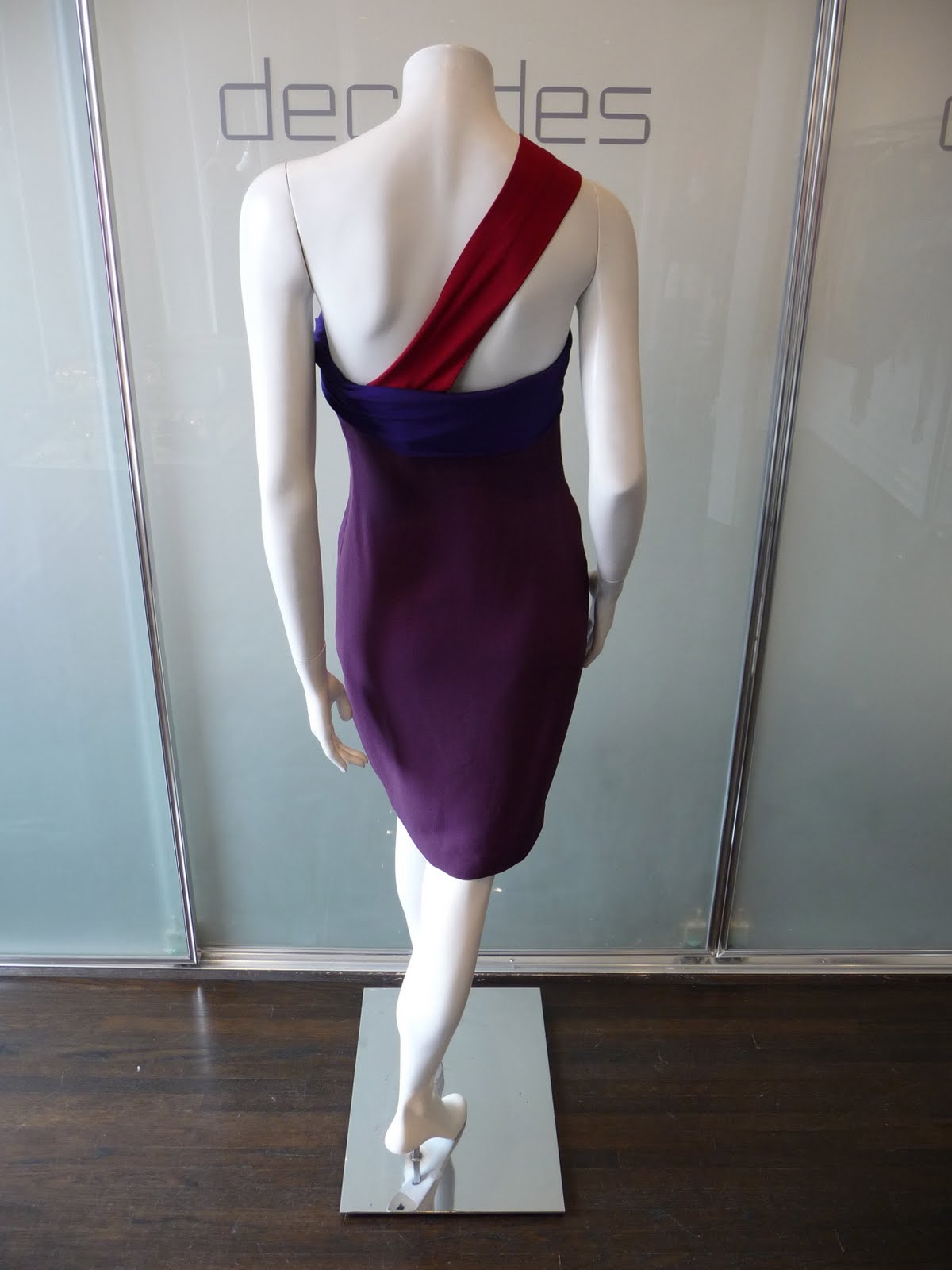 DECADES INC.: VOILÀ VERSACE