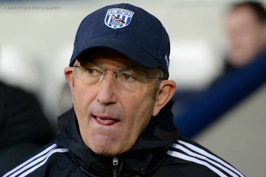 PHOTO: Tony Pulis blast Chelsea, while giving Wenger something to smile ...