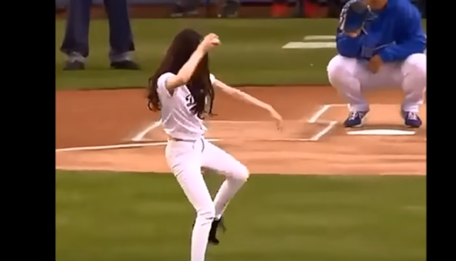 Awek korea cantik main baseball..tak sangka dia pakai cara ini baling ...