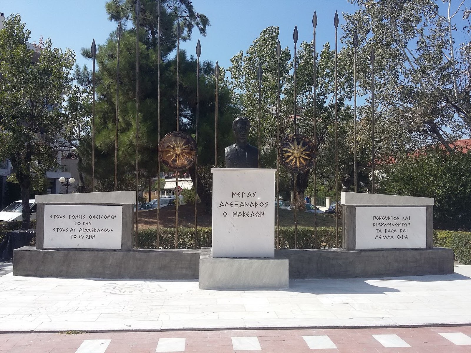 ΛΕΥΤΕΡΙΑ: Δήμος Κατερίνης: Την πλατεία Ηρώων κοσμεί η προτομή του Μ ...