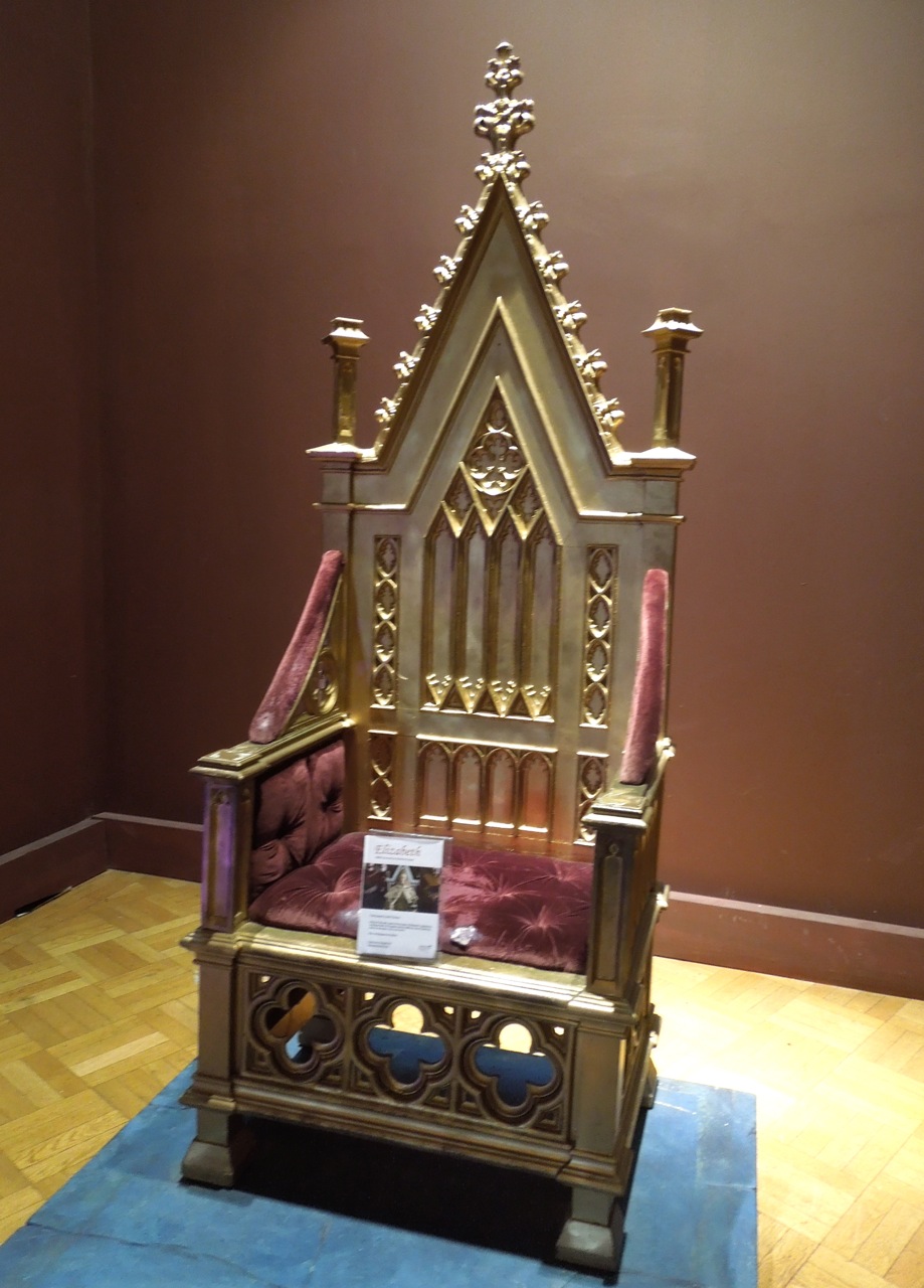Gold throne from Elizabeth on display... | Hollywood Movie Costumes