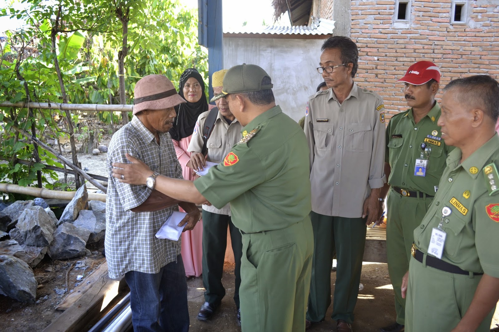BPBD KAB. POLEWALI MANDAR: PENYERAHAN BANTUAN KORBAN BENCANA KEBAKARAN DI DUSUN JOMBANG DESA ...