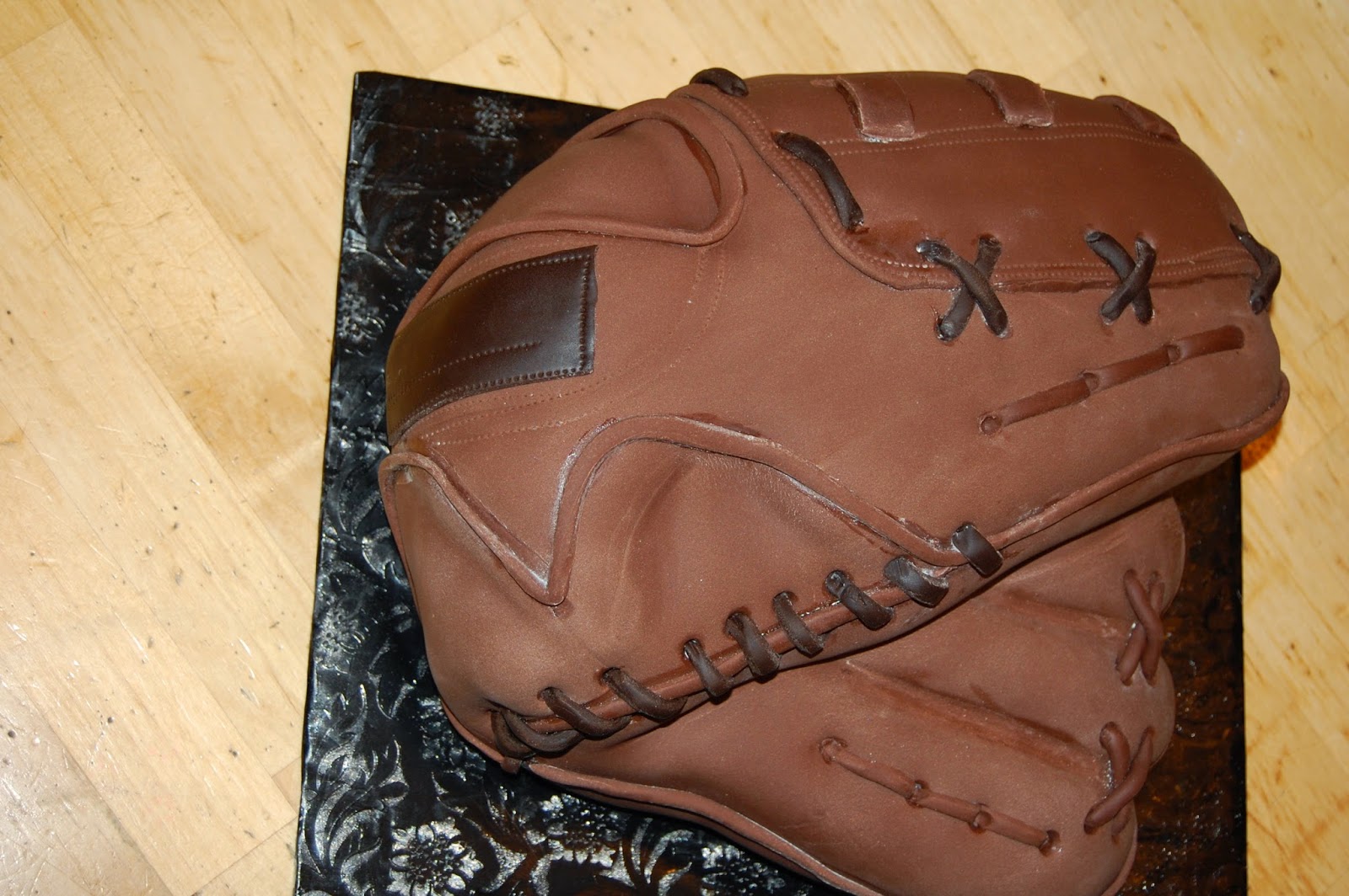 Kim's Cake Studio: Baseball Glove Cake
