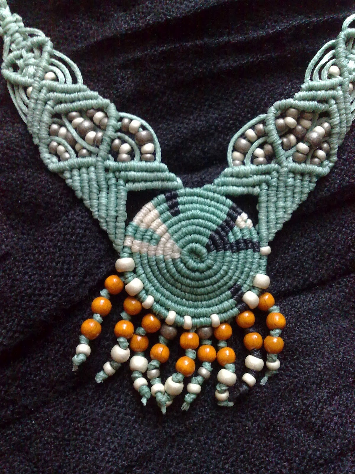 6rb - intrecci di perle e nodi: collane macramè e cabochon