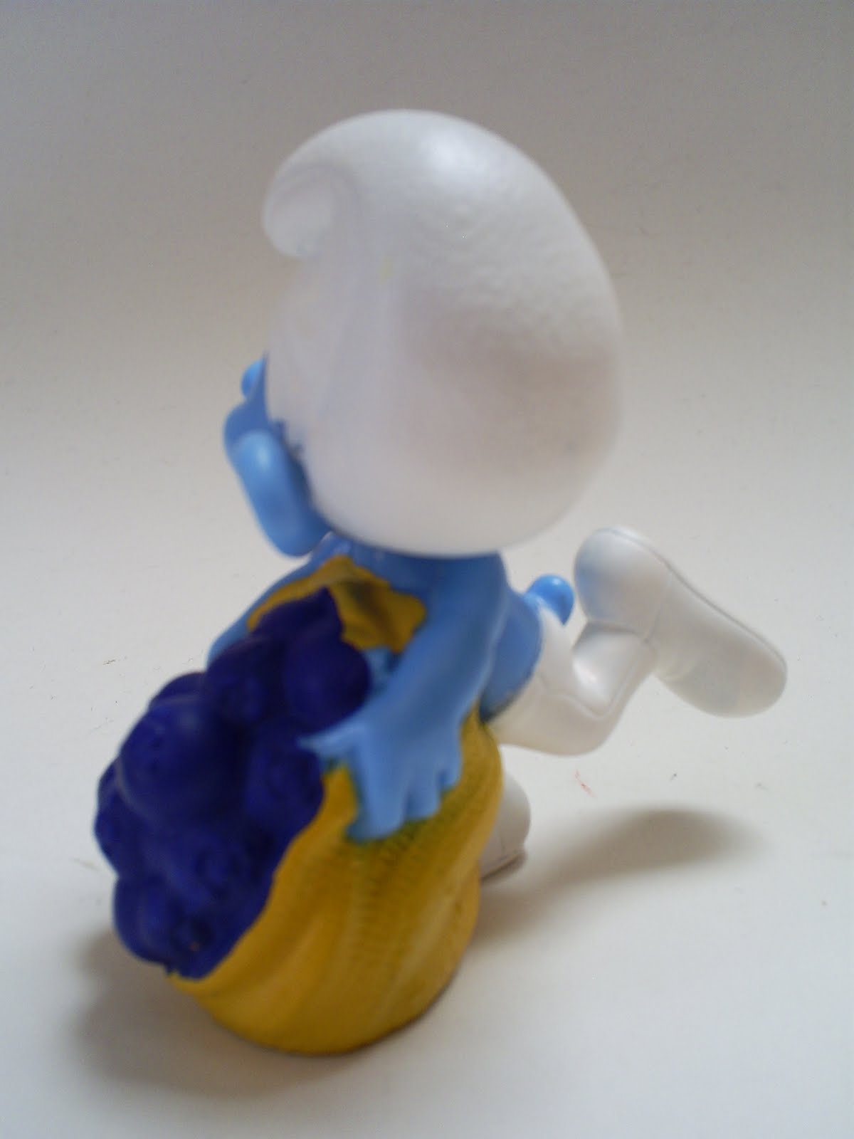 That Figures: REVIEW: McDonald's Happy Meal Smurfs - Greedy Smurf