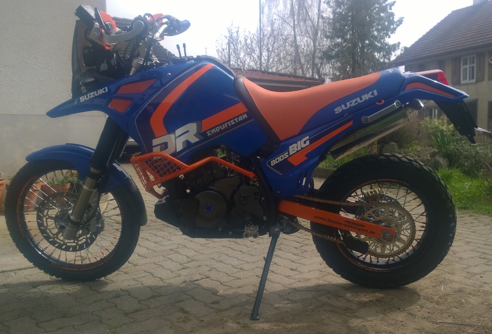 Der SUZUKI DR RALLYE & DR CUSTOM BIKE BLOG: Eine schweizer Rallye-Beauty