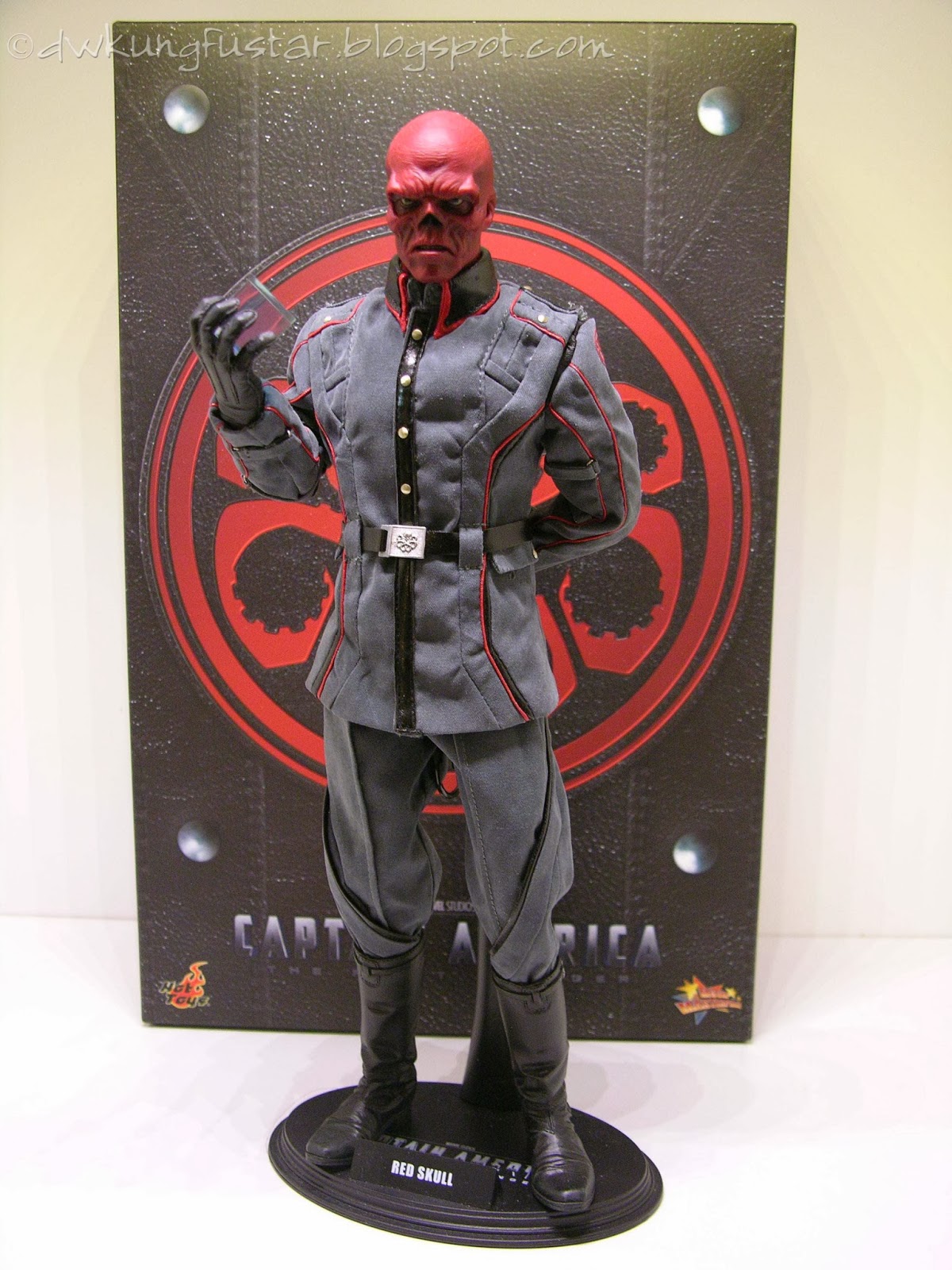 The Fire Rises as The Force Awakens: Hot Toys - Red Skull - Un-Boxing ...
