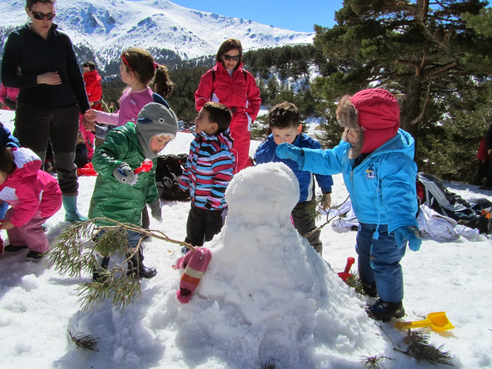CASA DE NIÑOS EL CASCARÓN. Vivencias y Experiencias: ¡JUGAR EN LA NIEVE!
