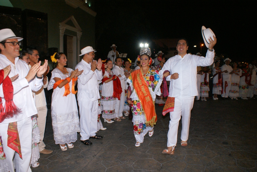 Opción, La revista: PROGRESO SE LUCE EN SU GRAN NOCHE DE VAQUERIA EN ...