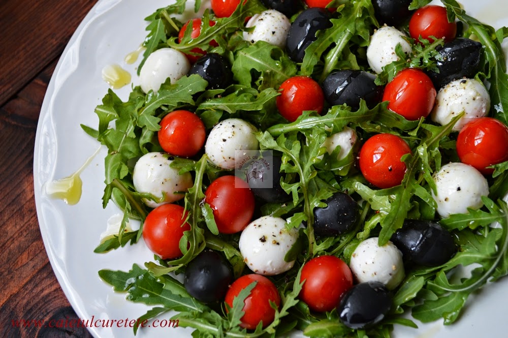 Salata cu rucola, mozzarella, masline si rosii cherry - CAIETUL CU RETETE