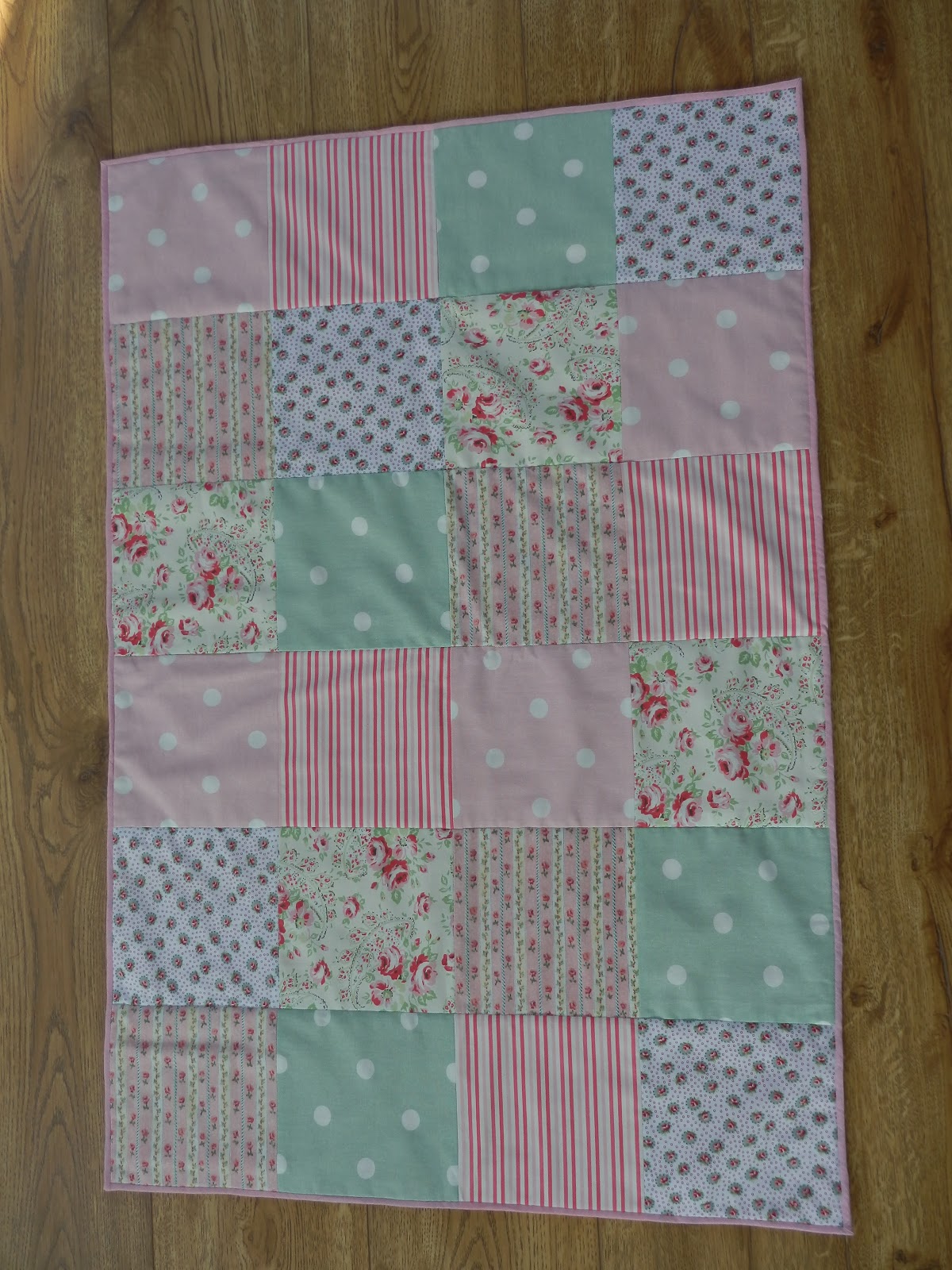 Lazy Days in the Country: Baby Cot Quilt