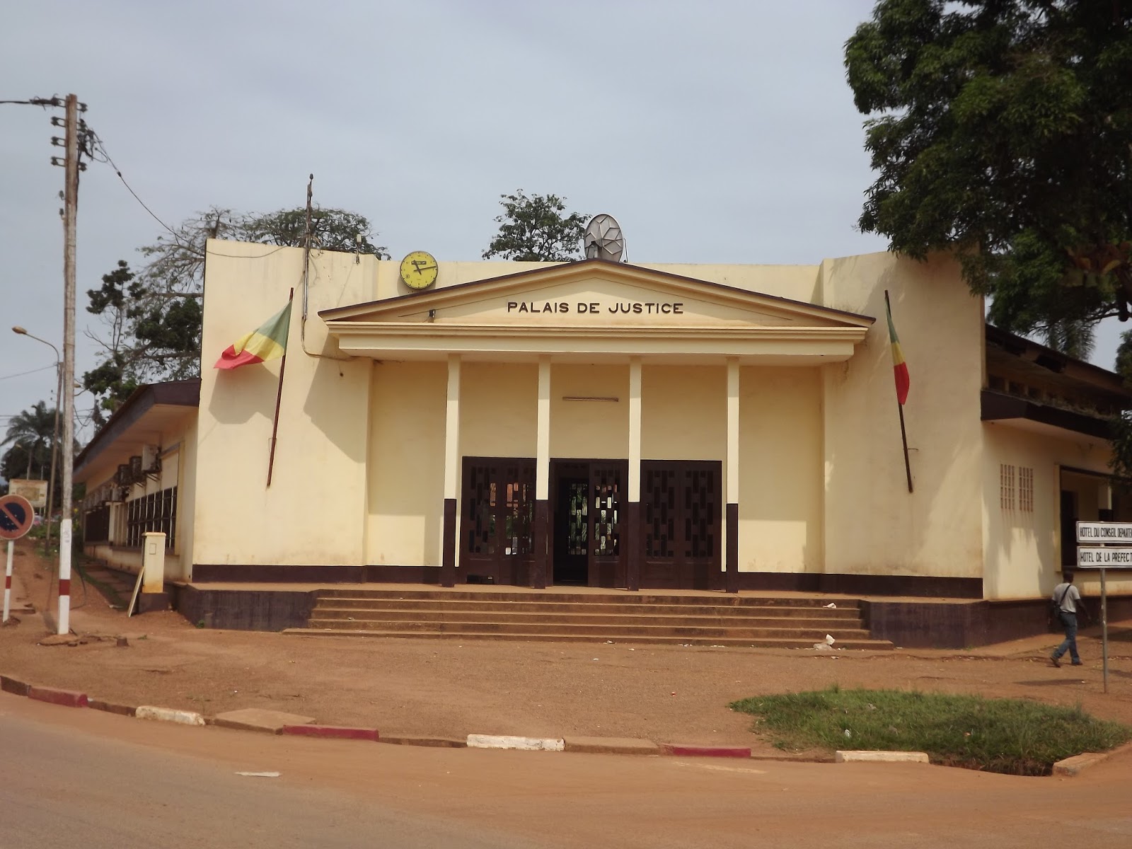 La magie de l'objectif: Le paysage architectural de la ville de Dolisie ...