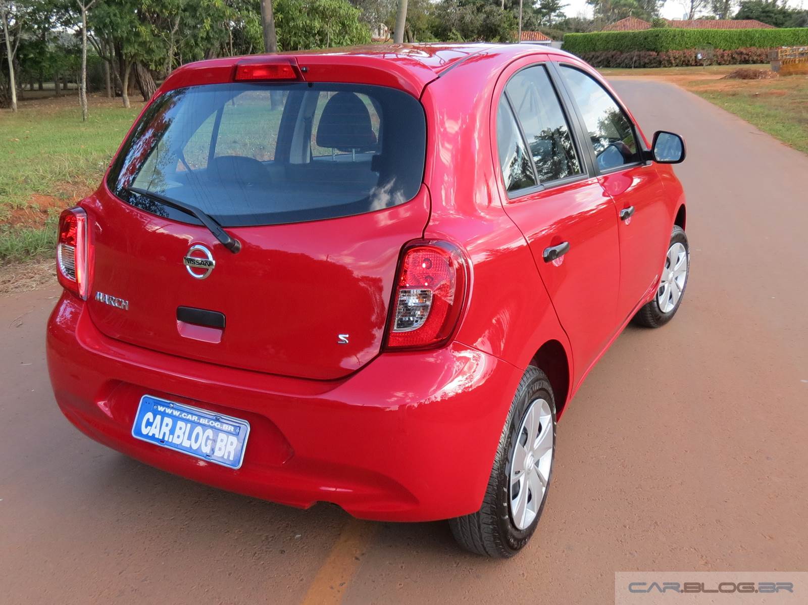 Nissan New March 2015 S e SV: preço, consumo e detalhes