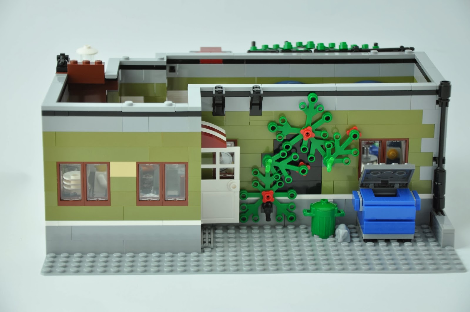 Oz Brick Nation: LEGO Creator 10243: Parisian Restaurant Review.