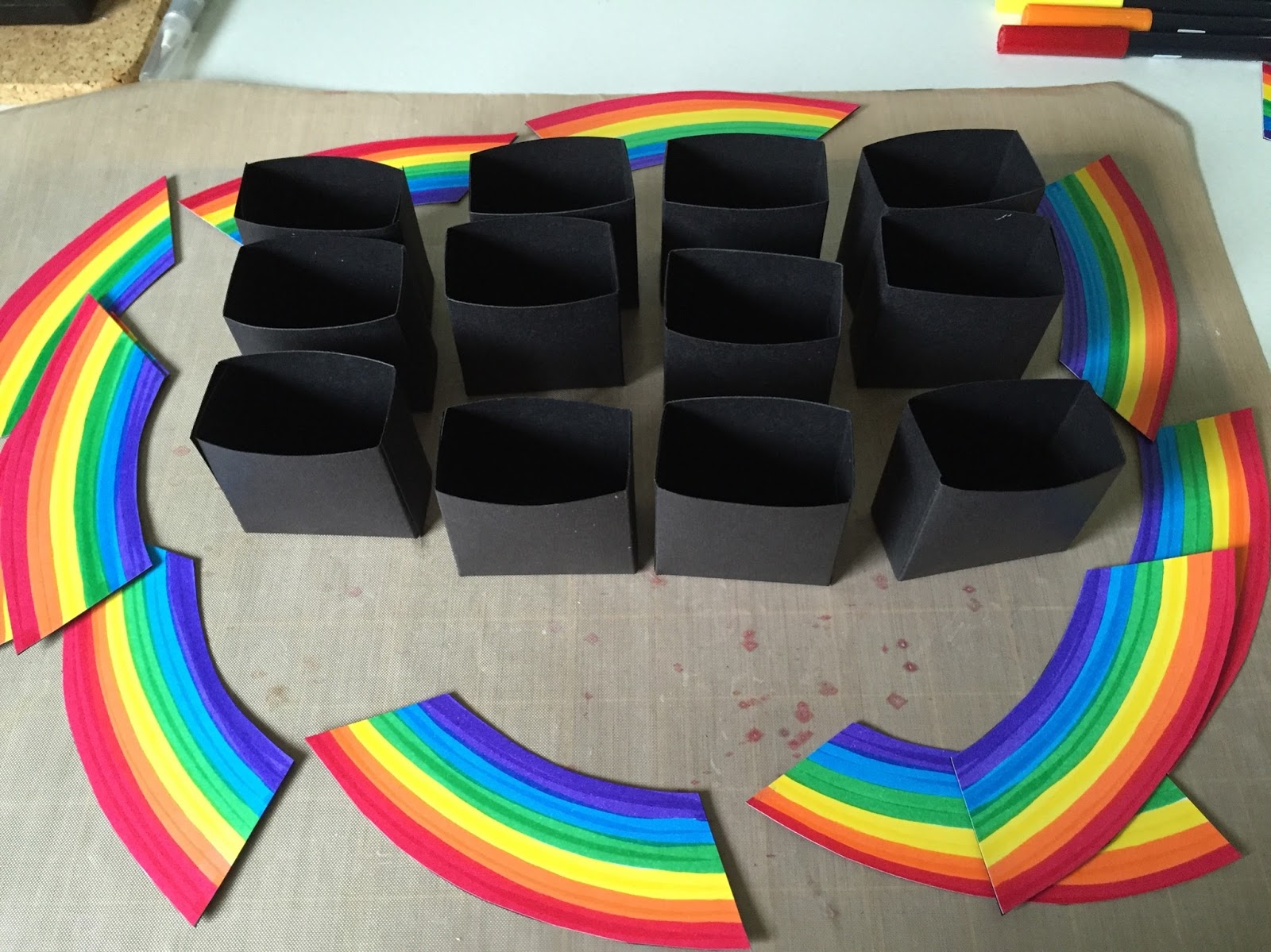 Gigi's Crafts: Paper pot of gold and rainbow