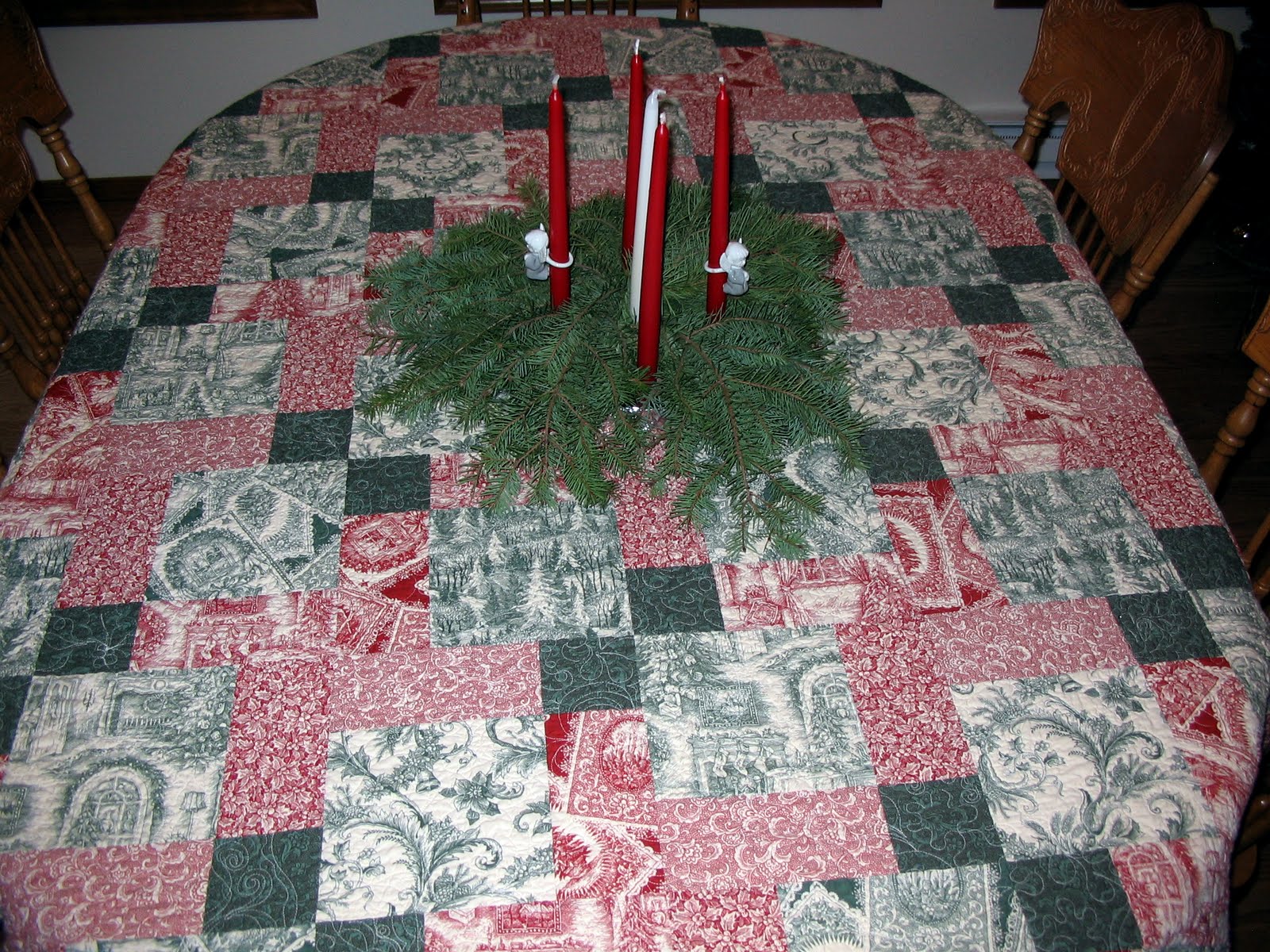 Starwood Quilter: Disappearing 9-Patch Christmas Tablecloth Quilt