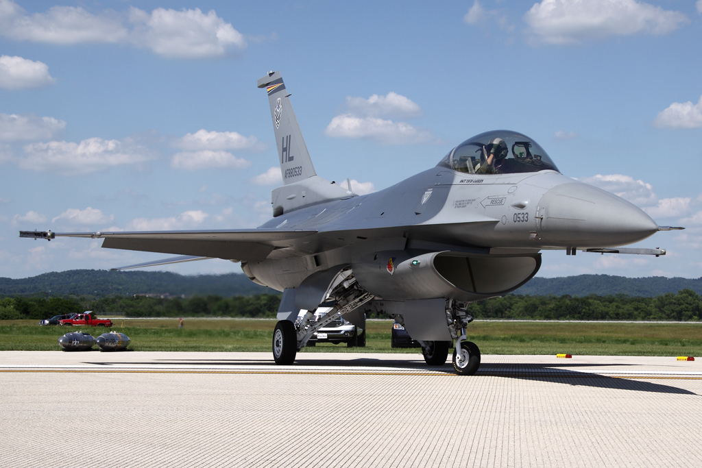 Military Power of the World: USAF F - 16 Fighting Falcon (Combat Aircraft)