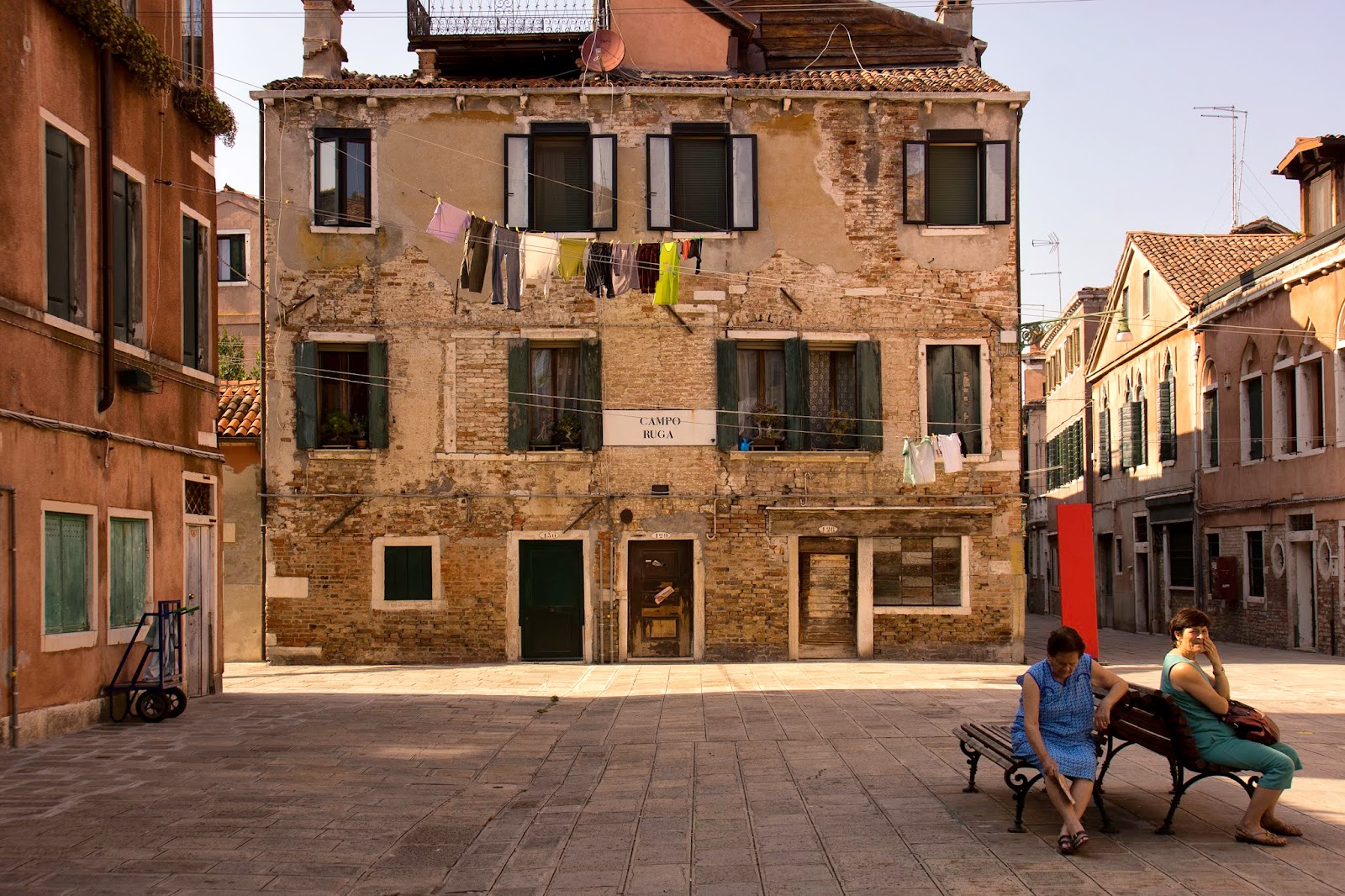 Dancing to Sculpture: Venice Backstreets