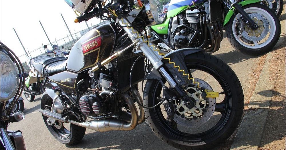 ROAD RIDER: Viva! 2stroke YAMAHA RZ250 Custom Bike Black