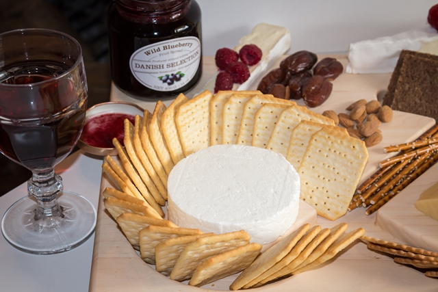 CUT and DRY : Cheese & Crackers Serving Board with Appeal