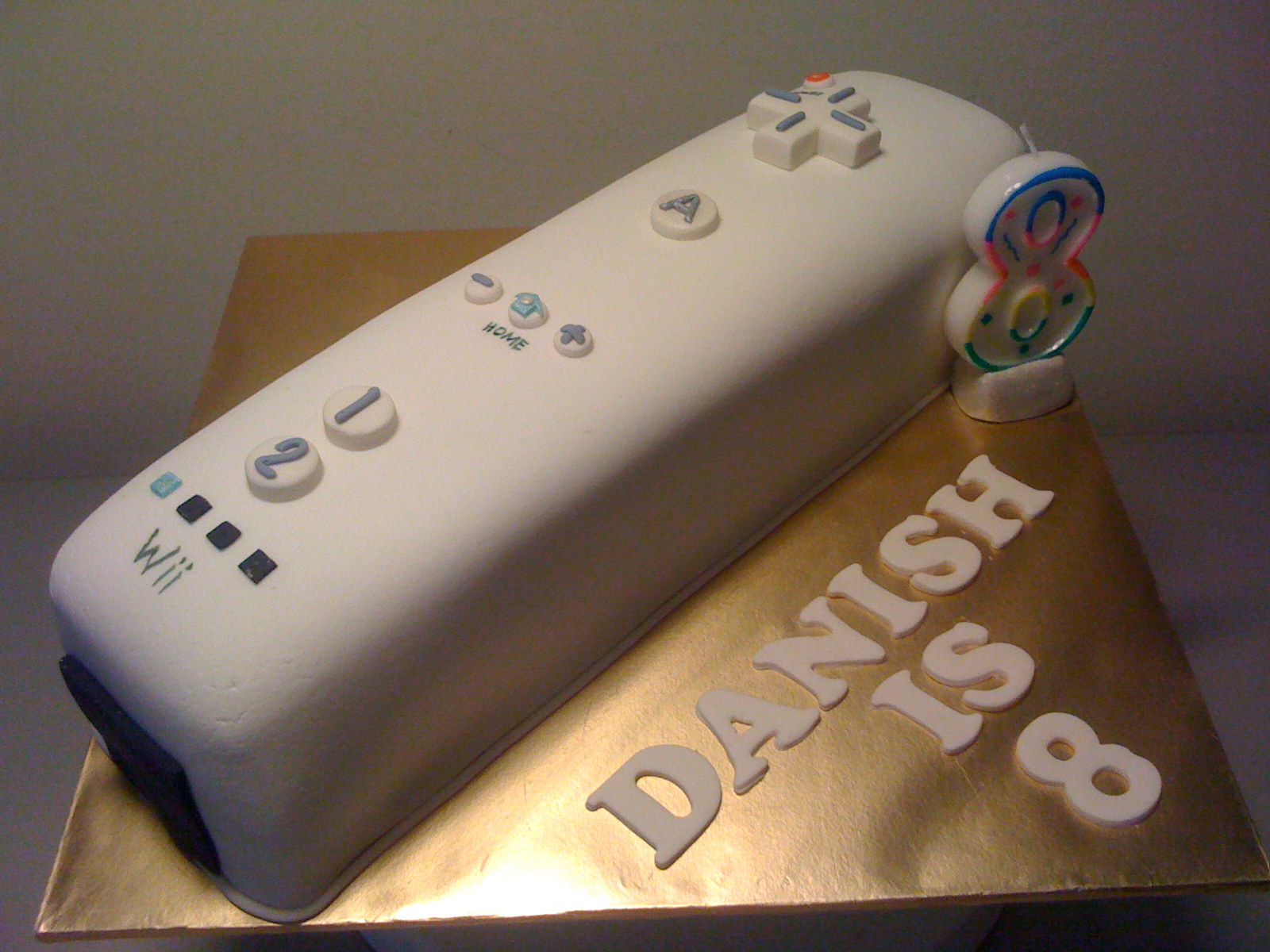 CAKE CUPBOARD: Wii Remote Control cake - 3D