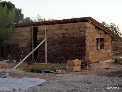 Εφύρα: ΣΠΙΤΙ ΑΠΟ ΑΧΥΡΟΜΠΑΛΕΣ (ΑΝΤΙΓΡΑΦΗ ΑΠΟ ΧΑΜΟΜΗΛΑΚΙ)