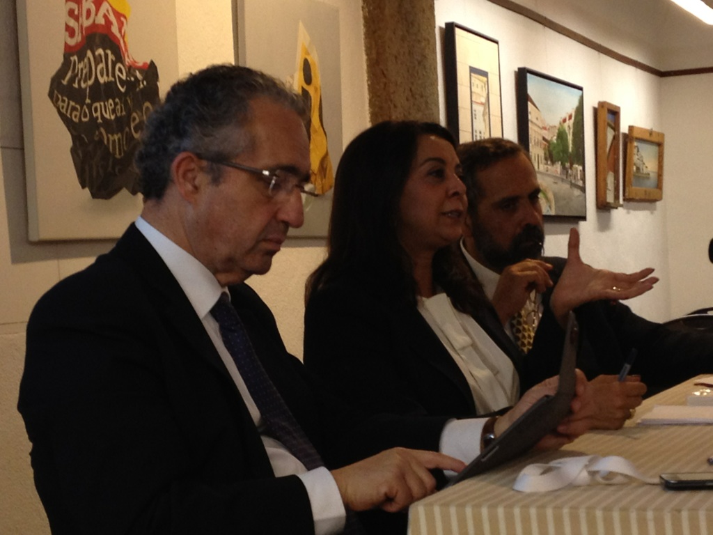 Deputados do PS, Elza Pais e Acácio Pinto, participaram na conferência ...