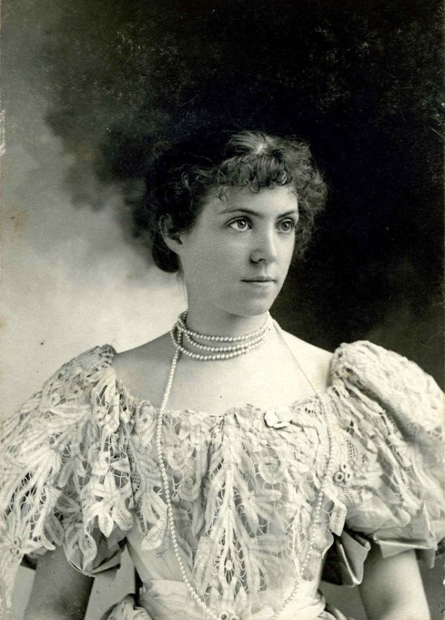 44 Studio Portrait Photos of Young Ladies That Show Glamorous Beauty in ...