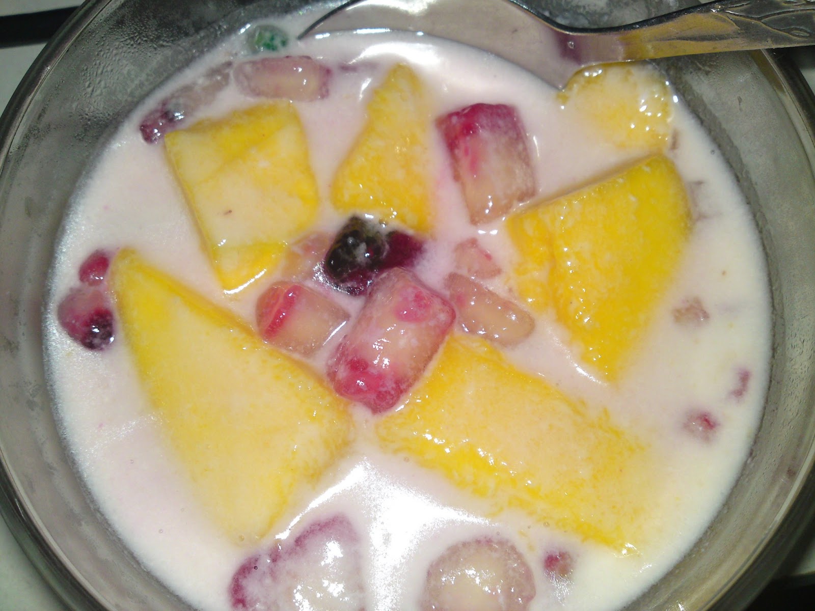 DARI DAPUR ORANG KAMPUNG: BUBUR BIJI DELIMA DENGAN MANGGA