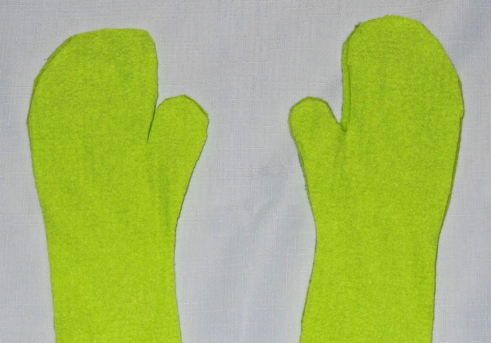 My Fabric Obsession: Fleece Hat, Scarf, Mittens Tutorial - Easy!