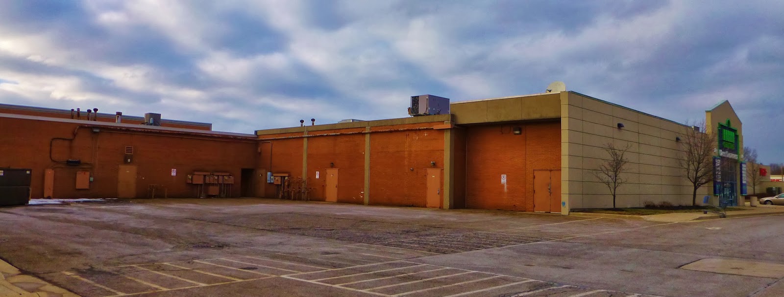 Dead and Dying retail: Mellett Mall / Canton Centre in Canton, Ohio