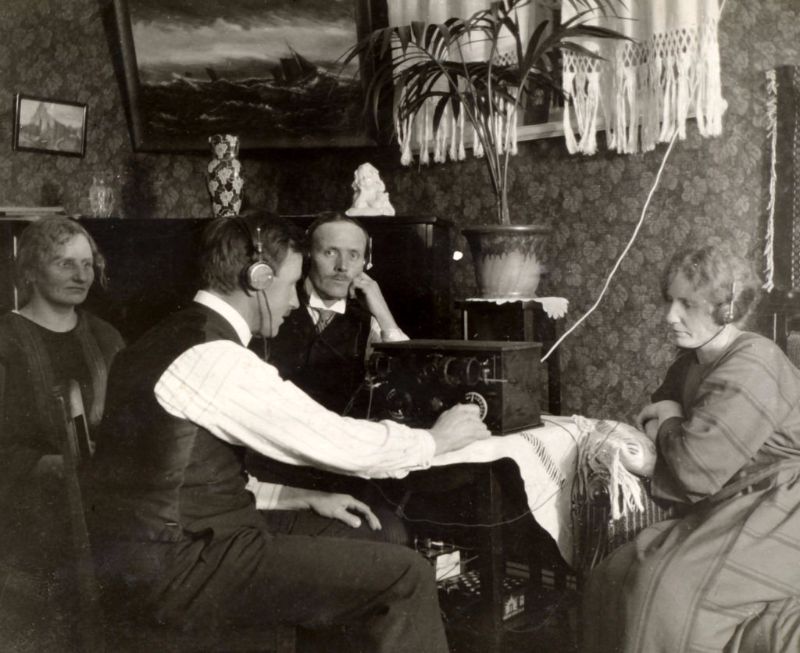Before Television: Interesting Photos of People With Their Radios ...