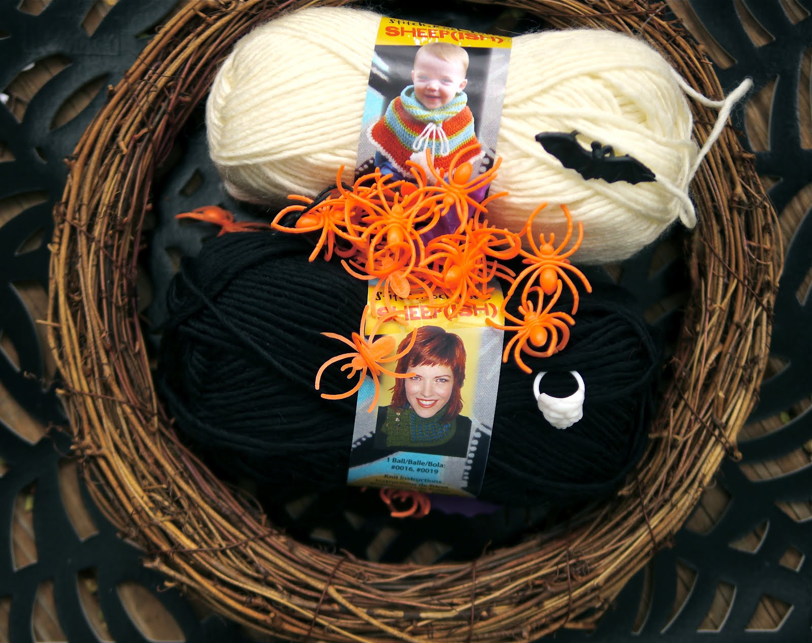 The Mothercraft: Spooky Yarn Wreath - Vickie Howell